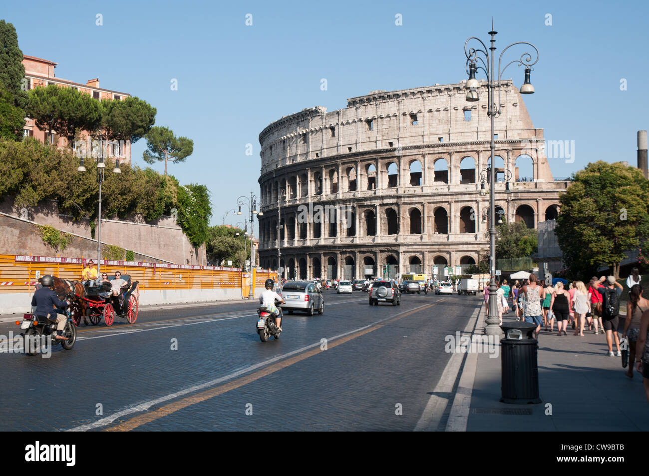 Roma - Italy Coliseum and traffic Stock Photo - Alamy