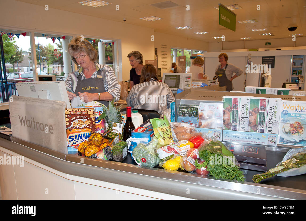 Female cashier hi-res stock photography and images - Alamy