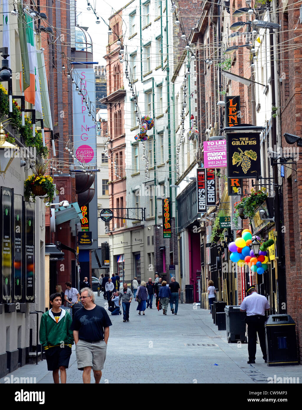 Tourists in Mathew street, Liverpool, England, UK Stock Photo - Alamy