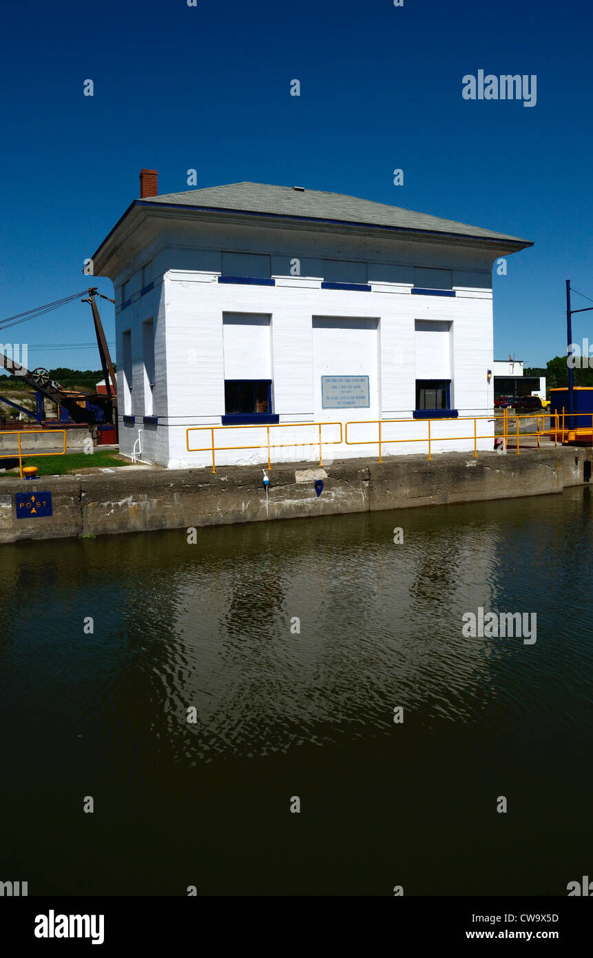 Boats lift hi-res stock photography and images - Alamy