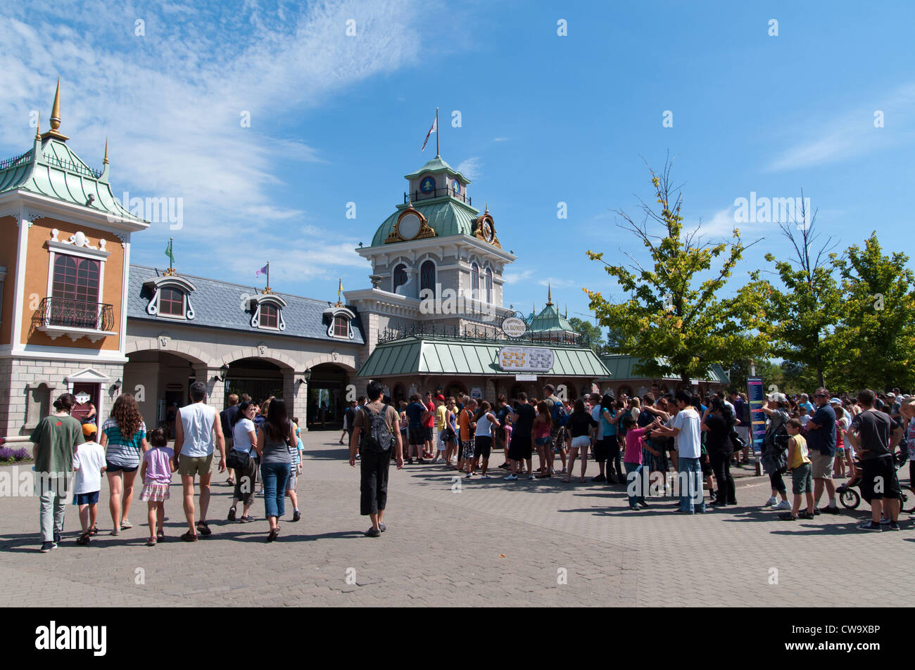 Visitors lining up at the La Ronde Six Flag amusement park entrance ...