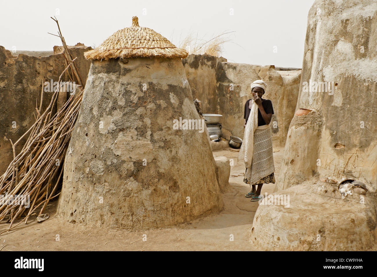 Talensi woman in house compound, Tongo, Bhana Stock Photo - Alamy