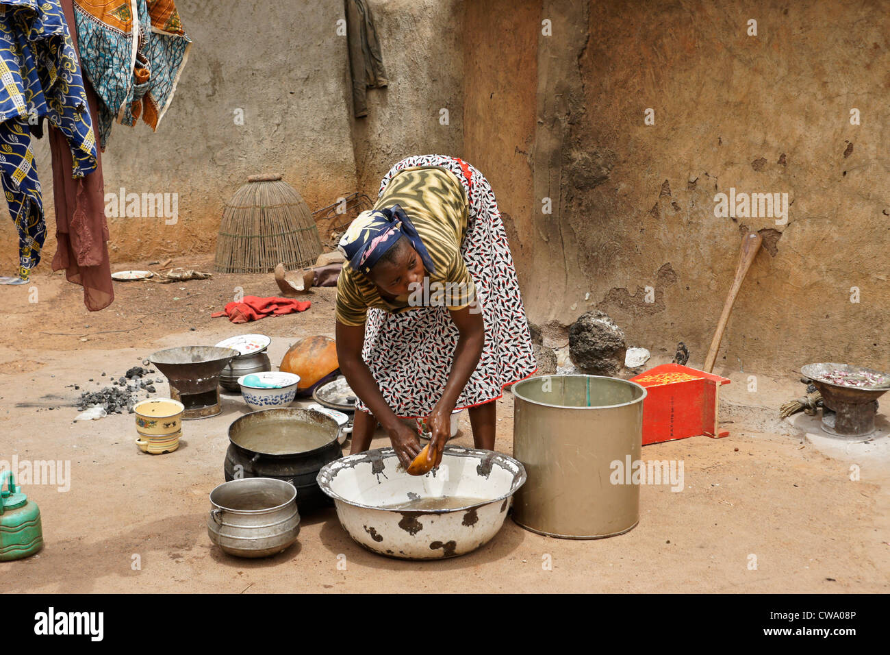 Washing pots hi-res stock photography and images - Alamy
