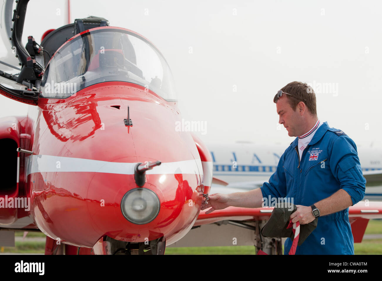 Red arrows pilots and ground crew hi-res stock photography and images ...