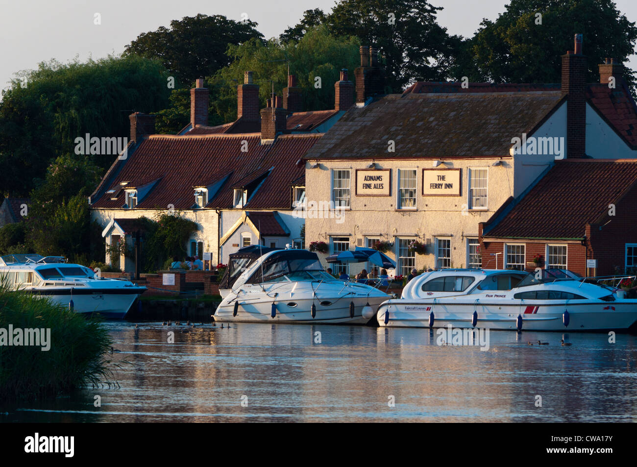 pub on the Norfolk Broads Ferry inn Stokesby Stock Photo - Alamy