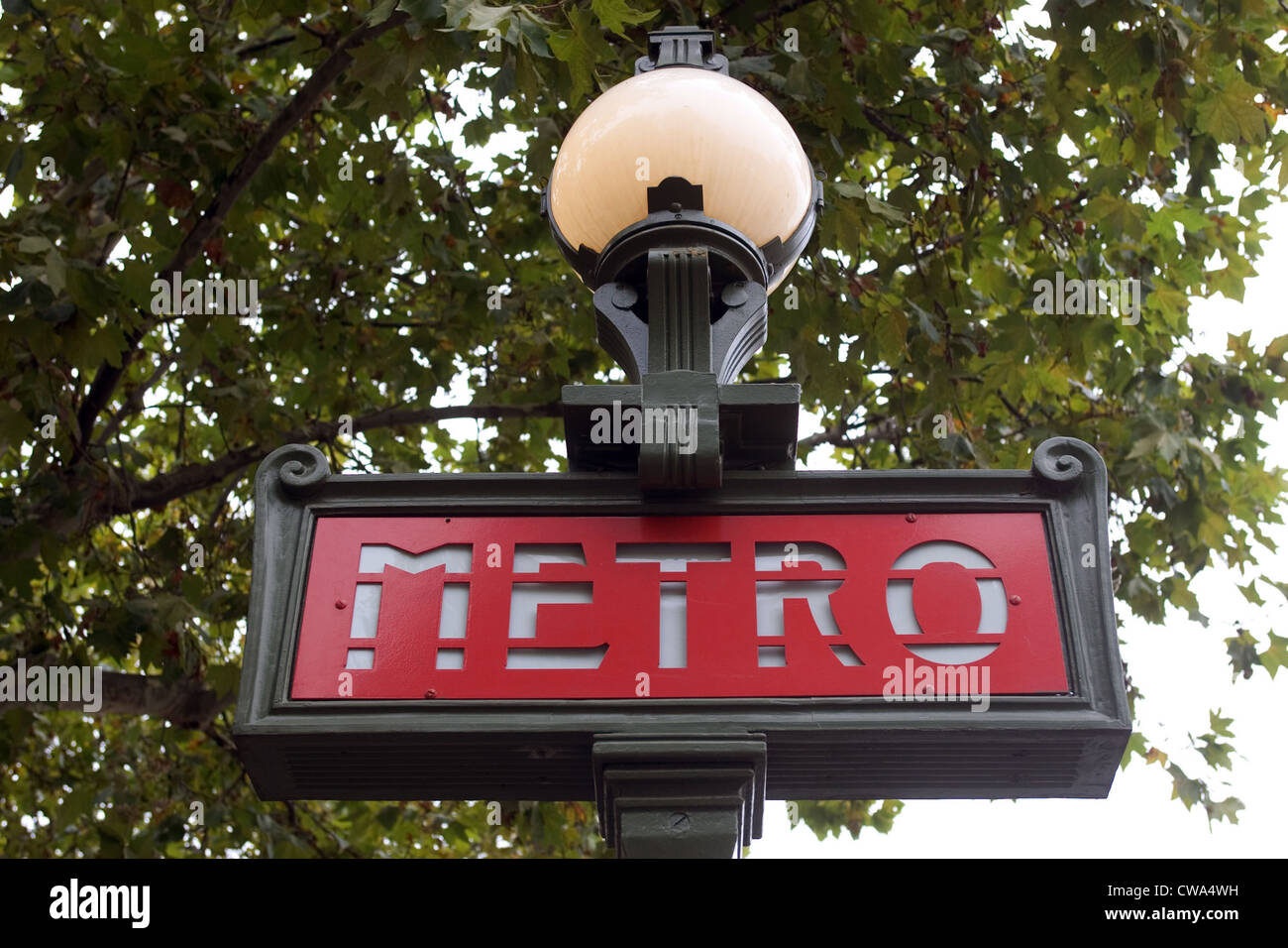 Paris, sign on to a Metro stop Stock Photo - Alamy