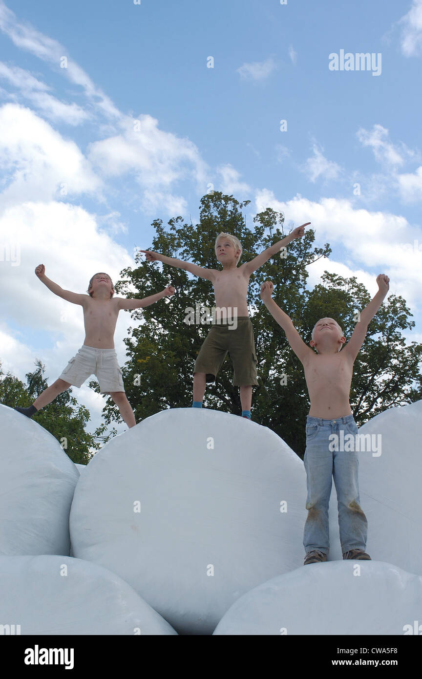 Brothers in arms three hi-res stock photography and images - Alamy