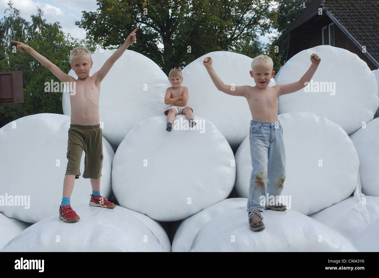 Brothers in arms three hi-res stock photography and images - Alamy