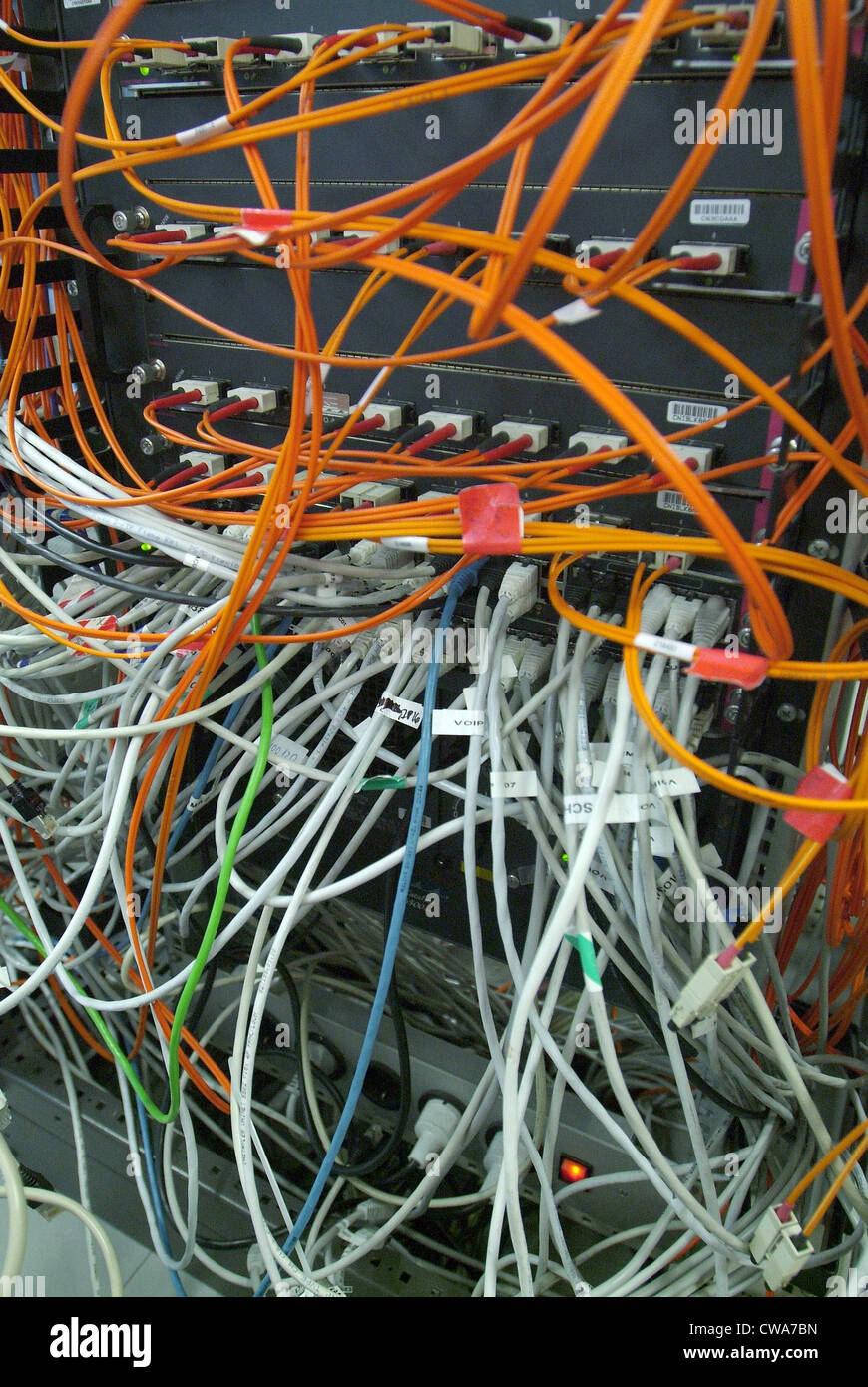 Computer cable clutter hi-res stock photography and images - Alamy