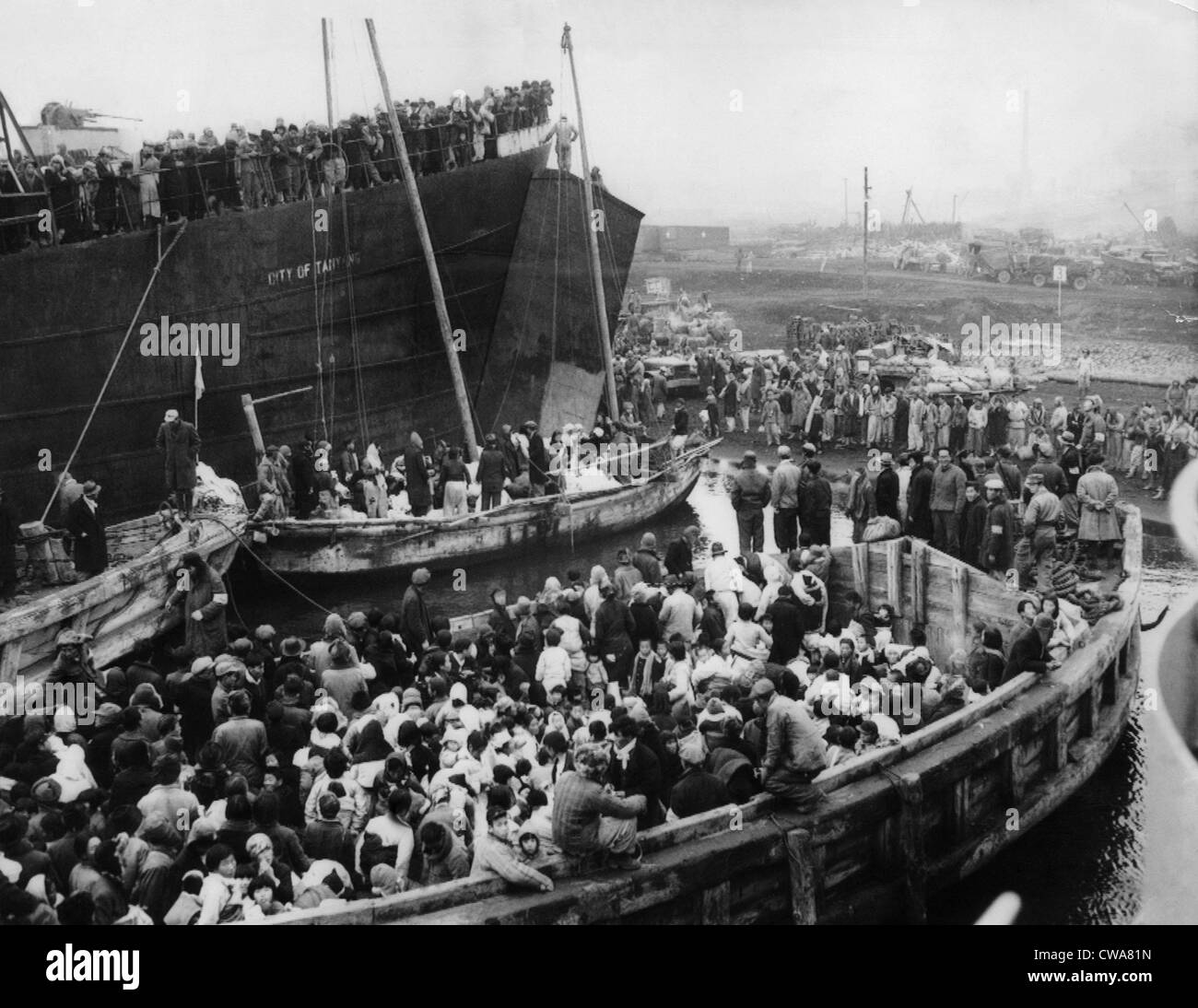 Korean War: Korean refugees escaping from Hungnam, Korea, December ...