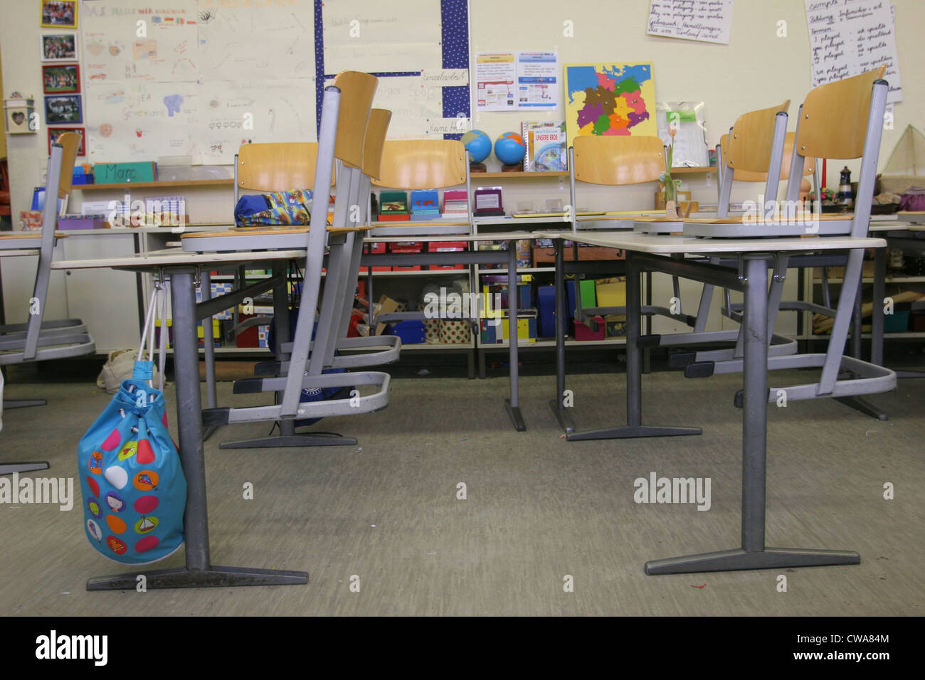 Empty classroom at the Montessori Elementary School Stock Photo - Alamy