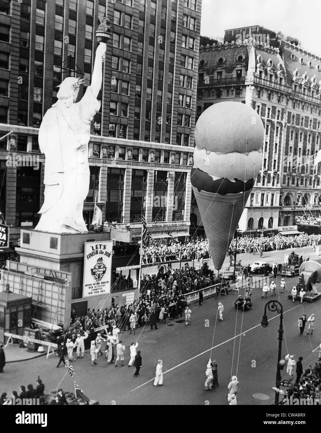 Times square in the 1940s hi-res stock photography and images - Alamy