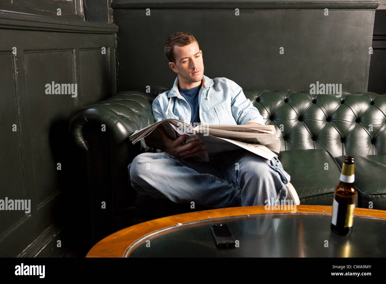 Man reading newspaper in pub hi-res stock photography and images - Alamy