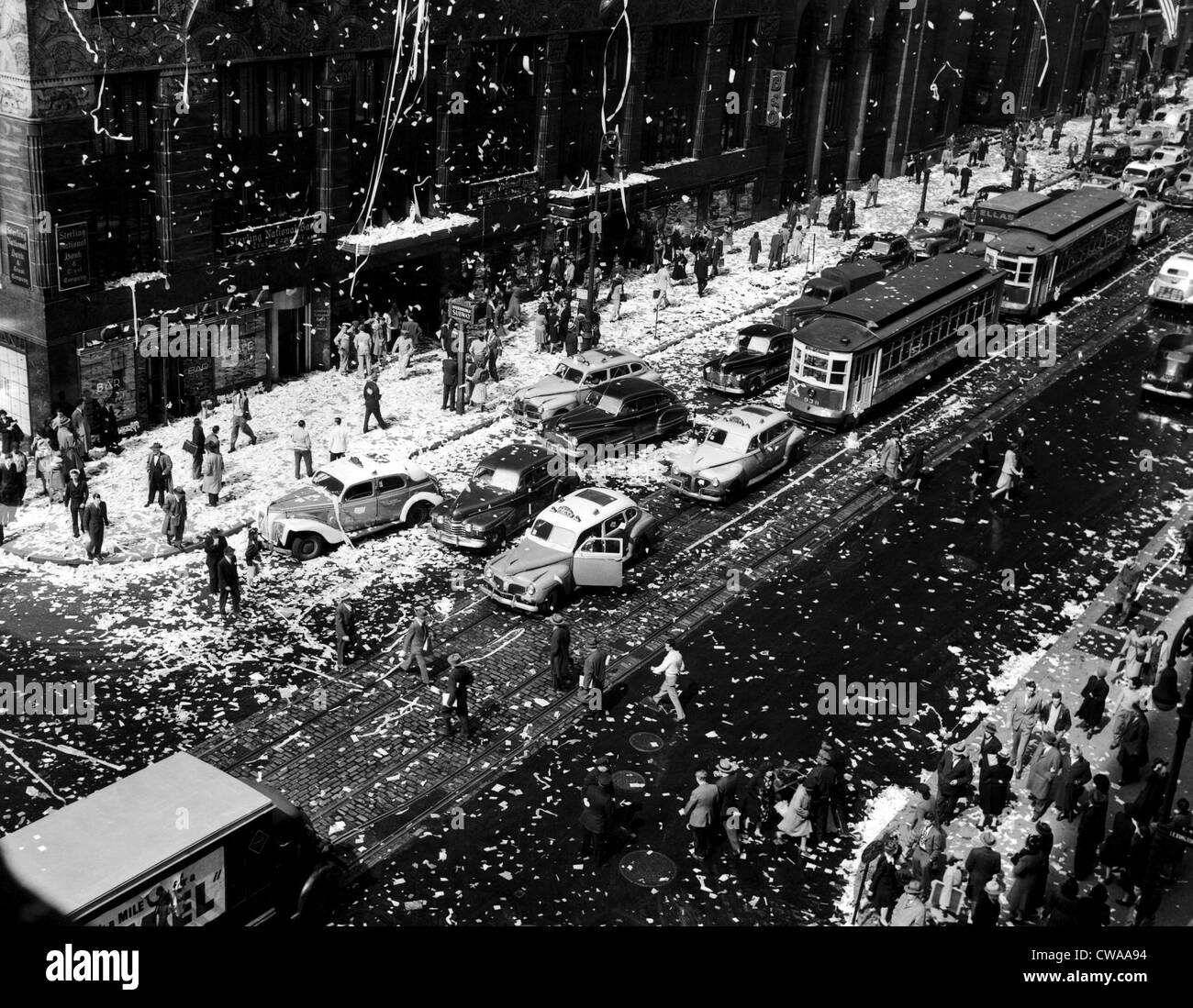 Crowds on the corner of 42nd Street and Lexington Avenue in New York ...