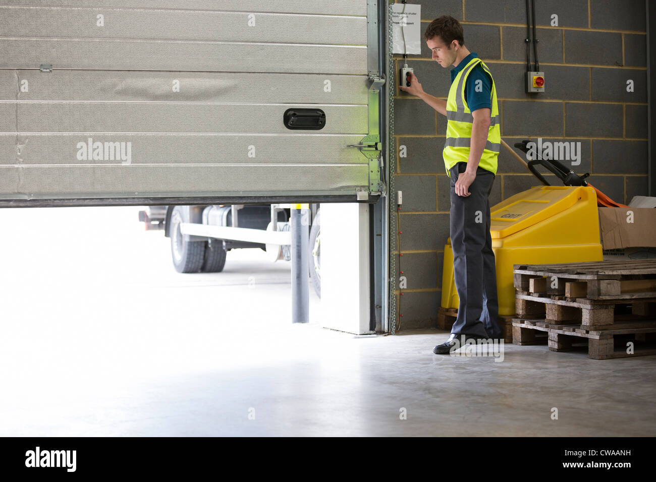 Warehouse doors hi-res stock photography and images - Alamy