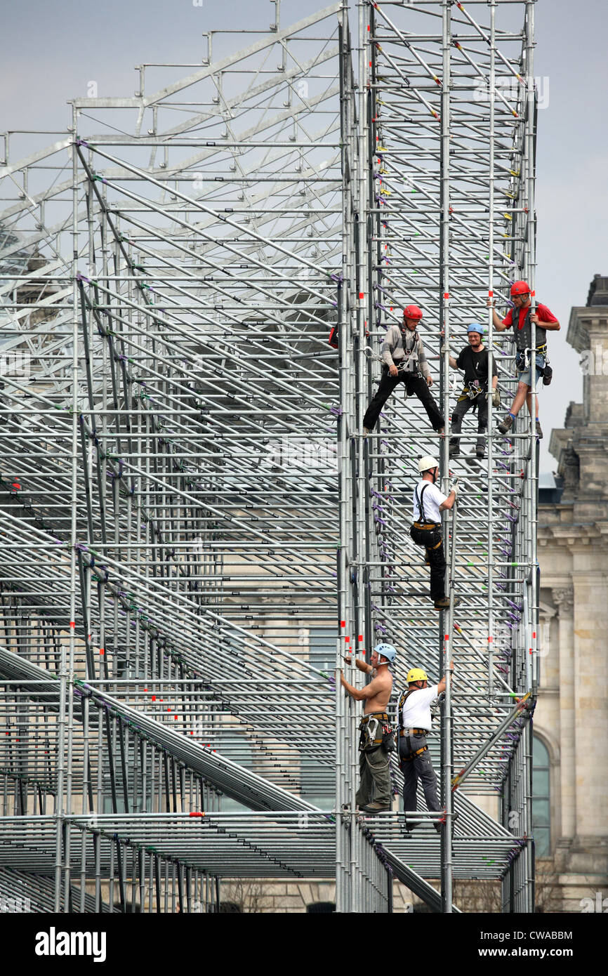 Construction worker in a scaffold Stock Photo - Alamy