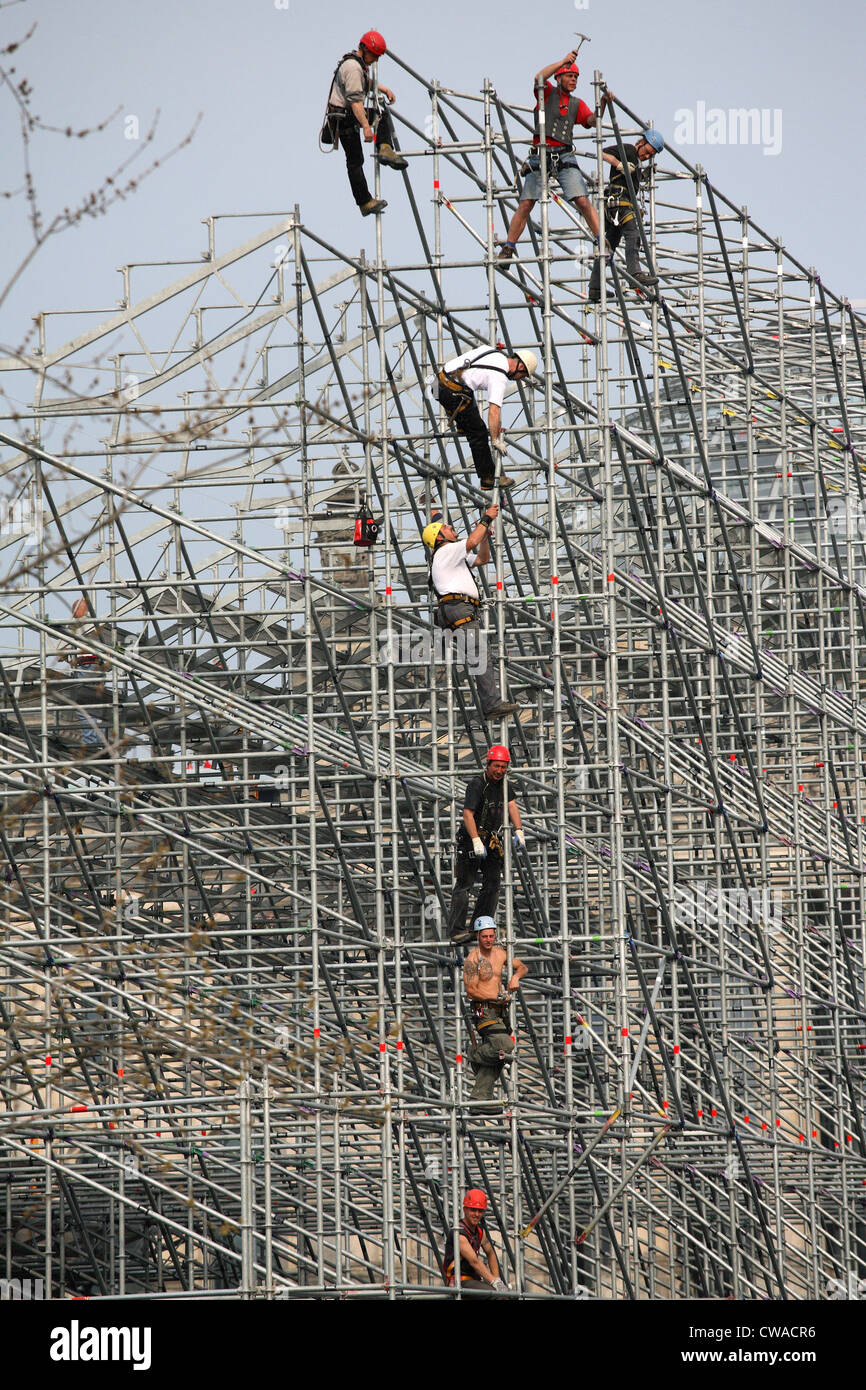 Worker scaffold hi-res stock photography and images - Alamy