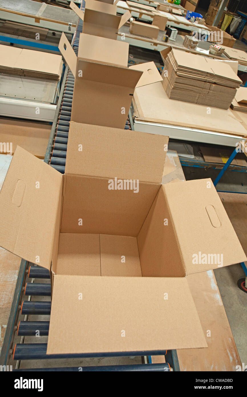 Empty cardboard boxes on conveyor belt Stock Photo - Alamy