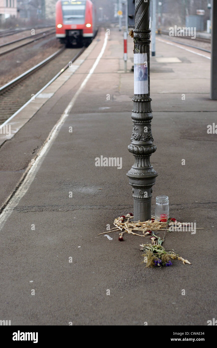 Personal memorial place on a train platform Stock Photo - Alamy