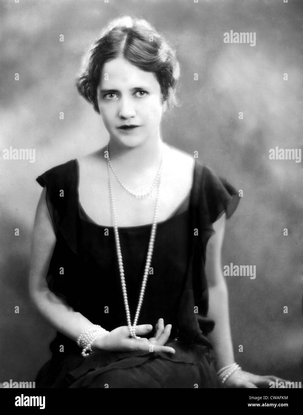 Pearls 1920s hi-res stock photography and images - Alamy