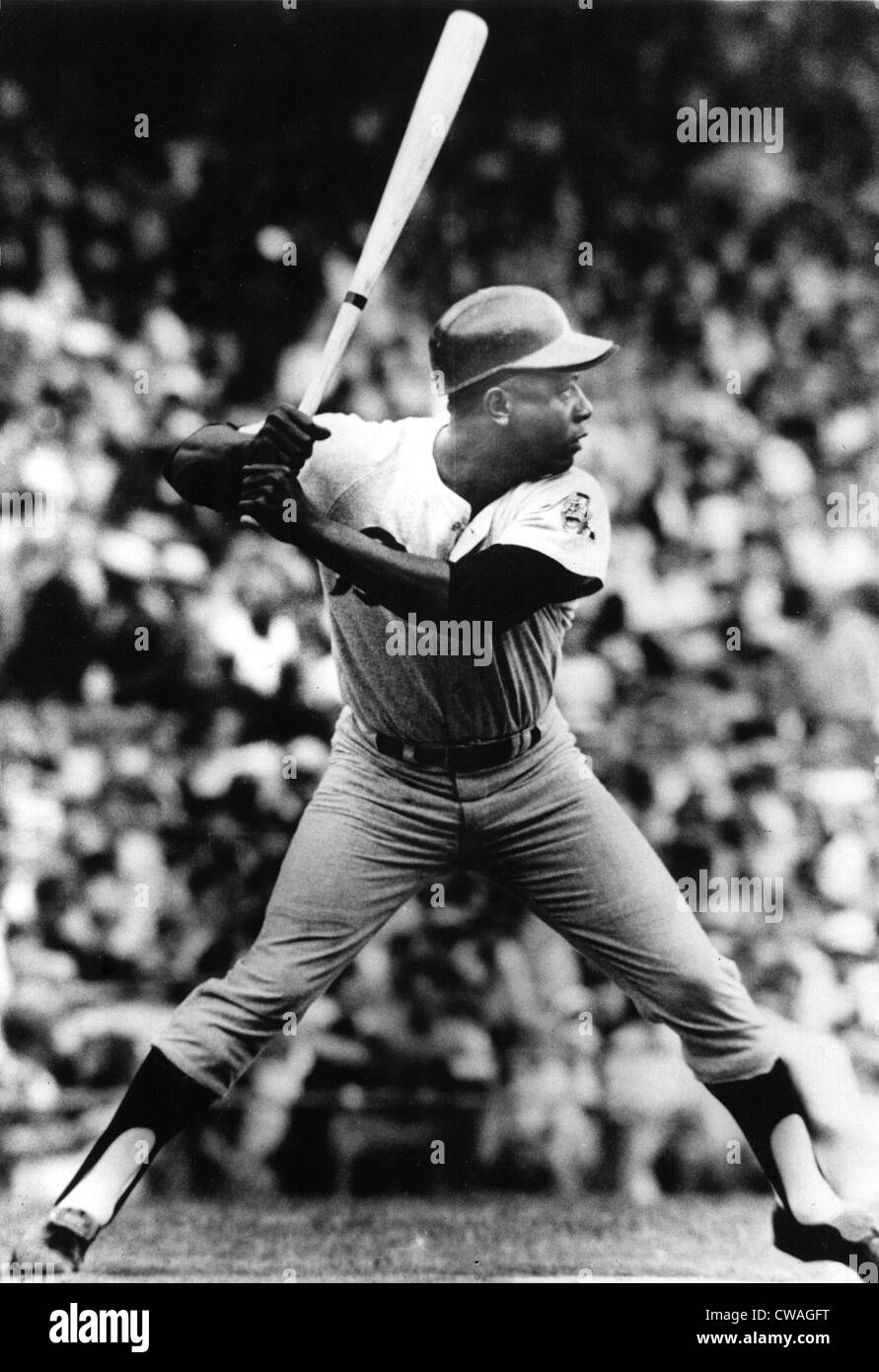 Hank Aaron about to get his 3000th hit in Cincinnati, 1970. Courtesy ...
