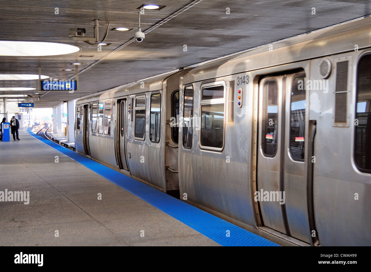CTA rapid transit train headed for Chicago's O'Hare International ...