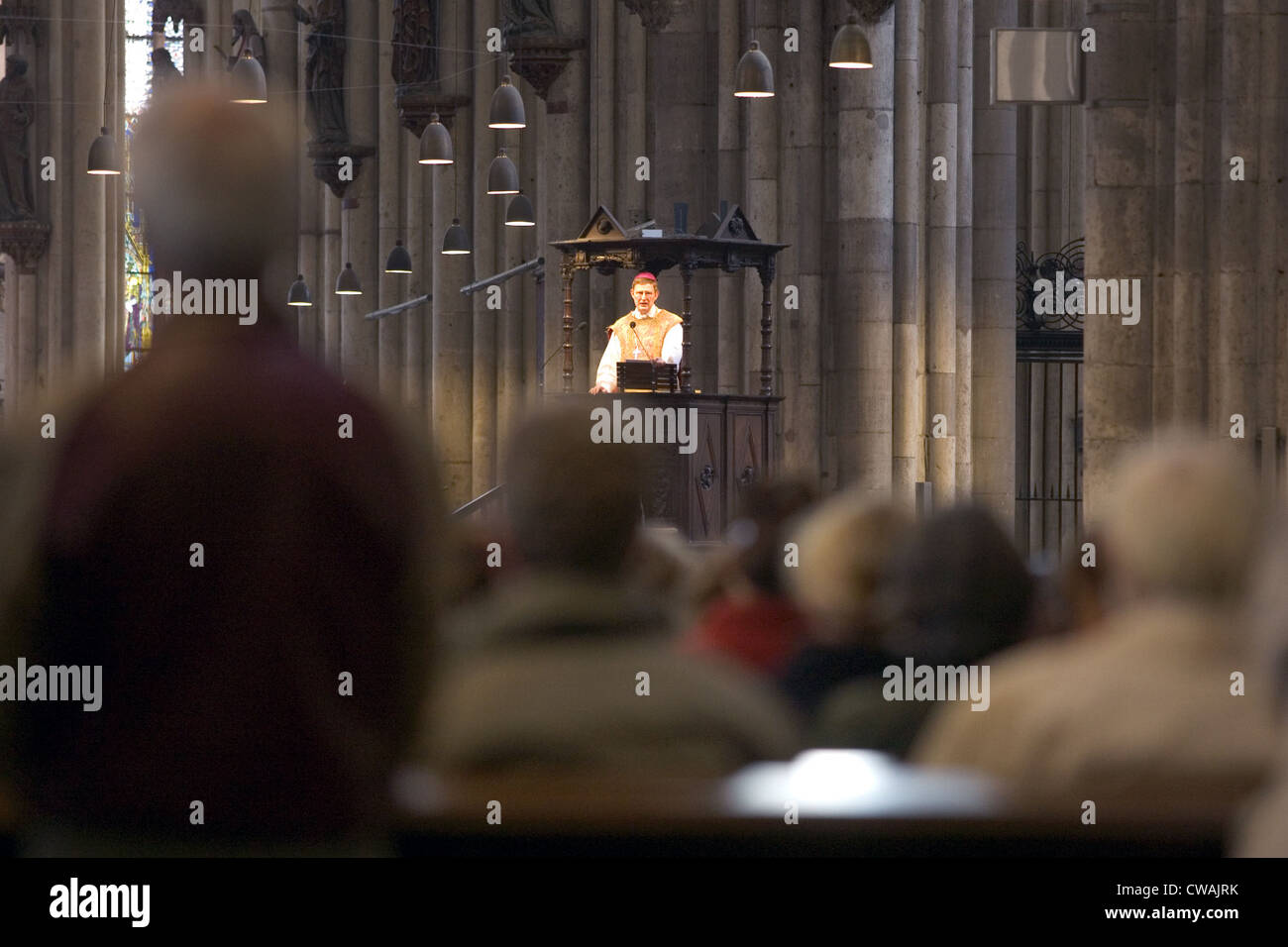 People attending mass hi-res stock photography and images - Alamy