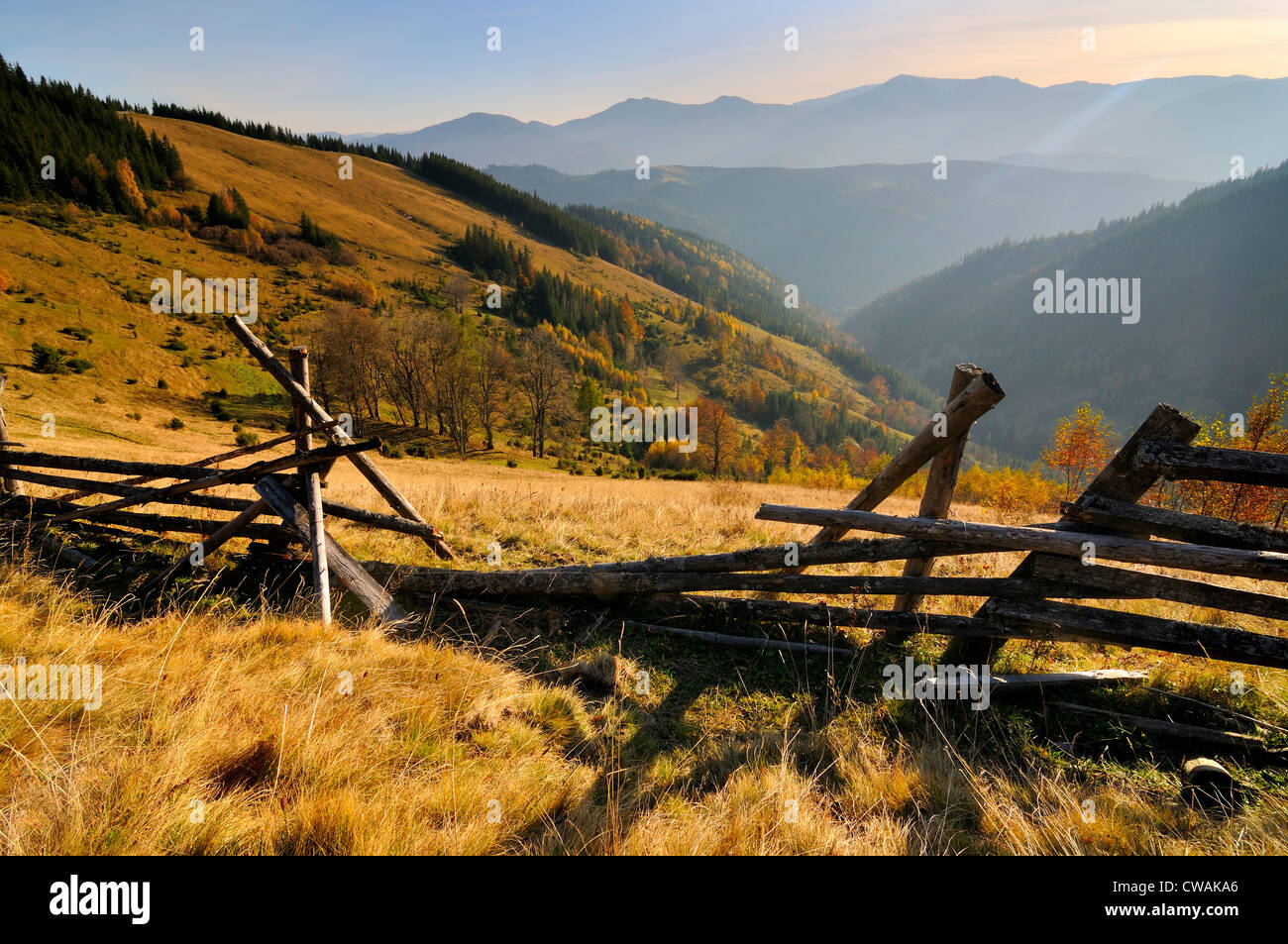 Broken fence hi-res stock photography and images - Alamy