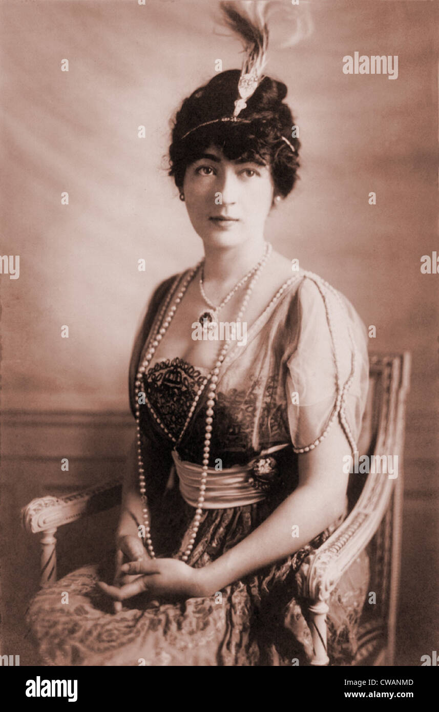 Evalyn Walsh McLean, (1886-1947), wife of Washington Post heir, wearing ...