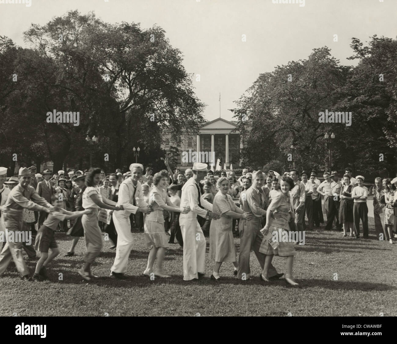 Ww2 women dancing hi-res stock photography and images - Alamy