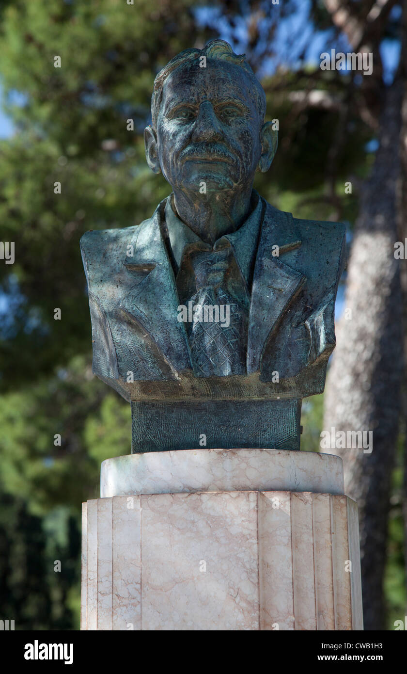 Bronze bust of British archaeologist sir Arthur Evans (1851-1941 ...