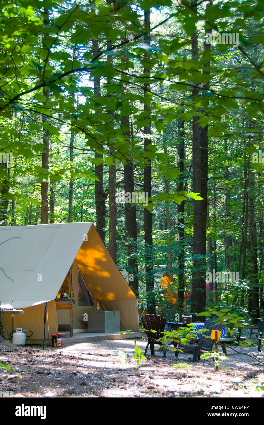 Quebec forest camp hi-res stock photography and images - Alamy