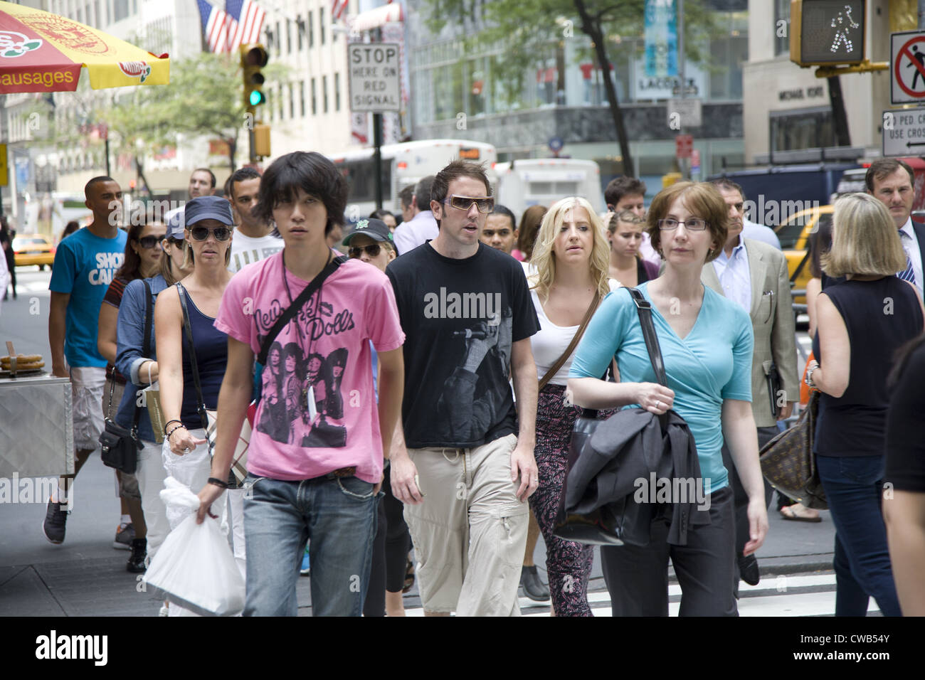 People cross the street along 5th Avenue in NYC Stock Photo - Alamy