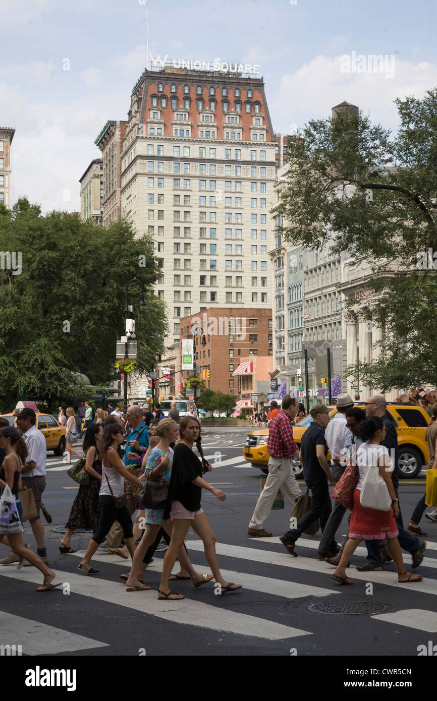 People cross the street at Broadway & Union Square along 14th St. in ...