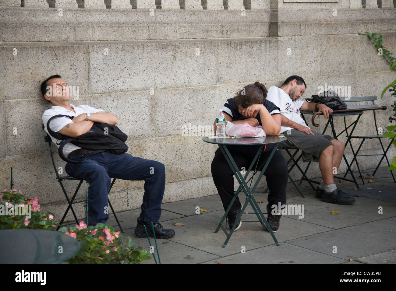People outside in the hot weather hi-res stock photography and images ...