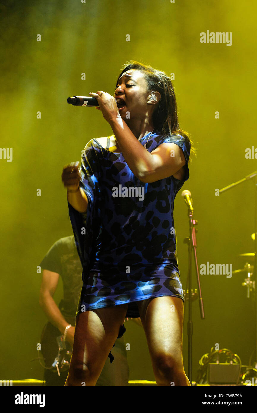 Beverley knight soul singer performing hi-res stock photography and ...