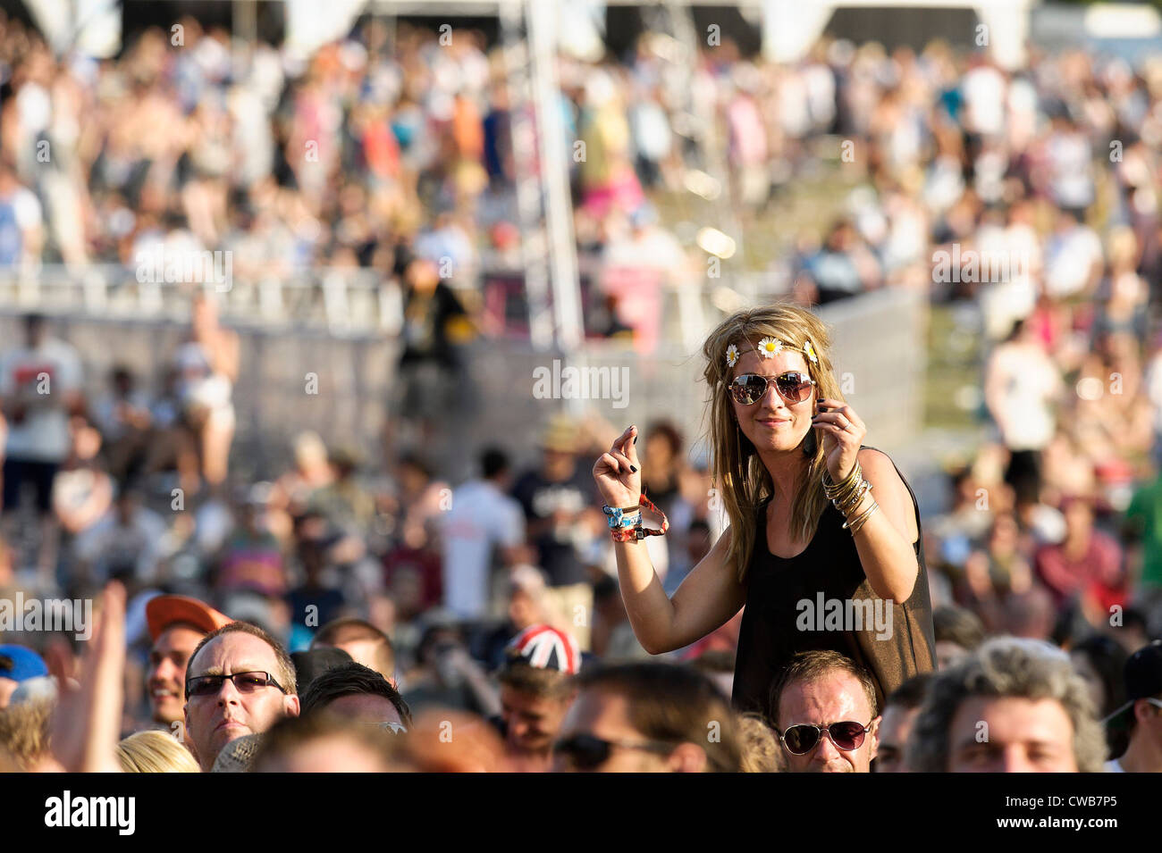 Female singer in a crowd hi-res stock photography and images - Alamy