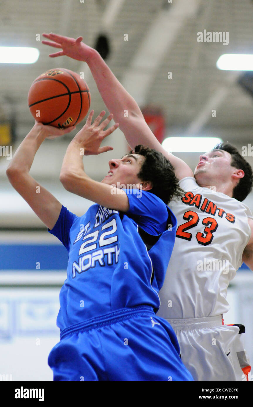 Basketball player shooting a basket hi-res stock photography and images ...