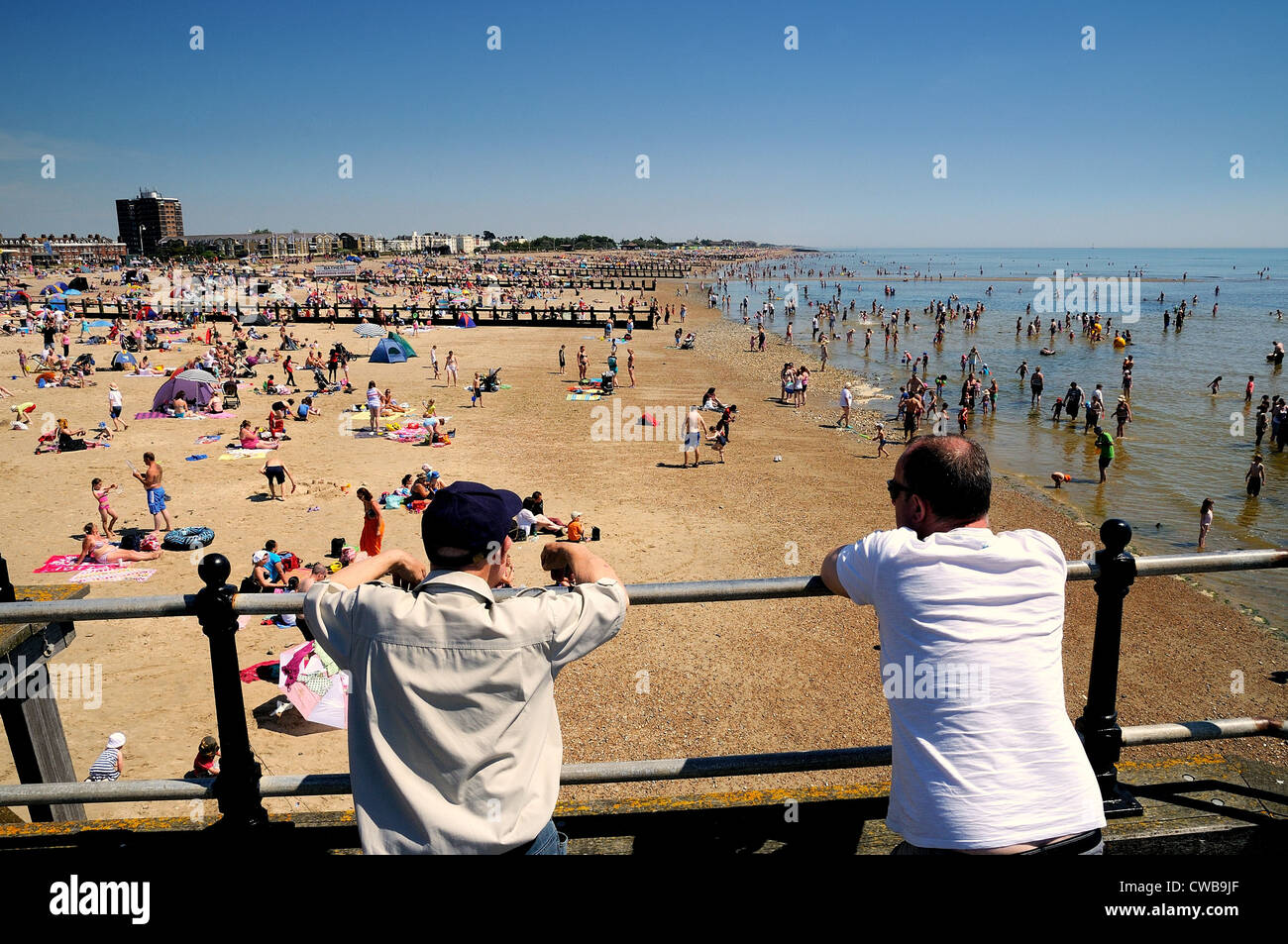 Crowded littlehampton beach on hot hi-res stock photography and images ...