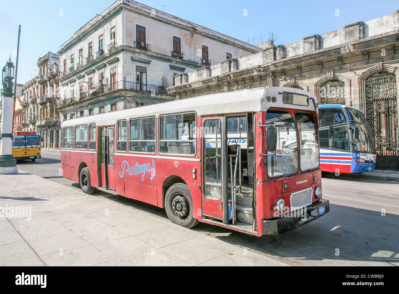 Vintage cuban bus hi-res stock photography and images - Alamy