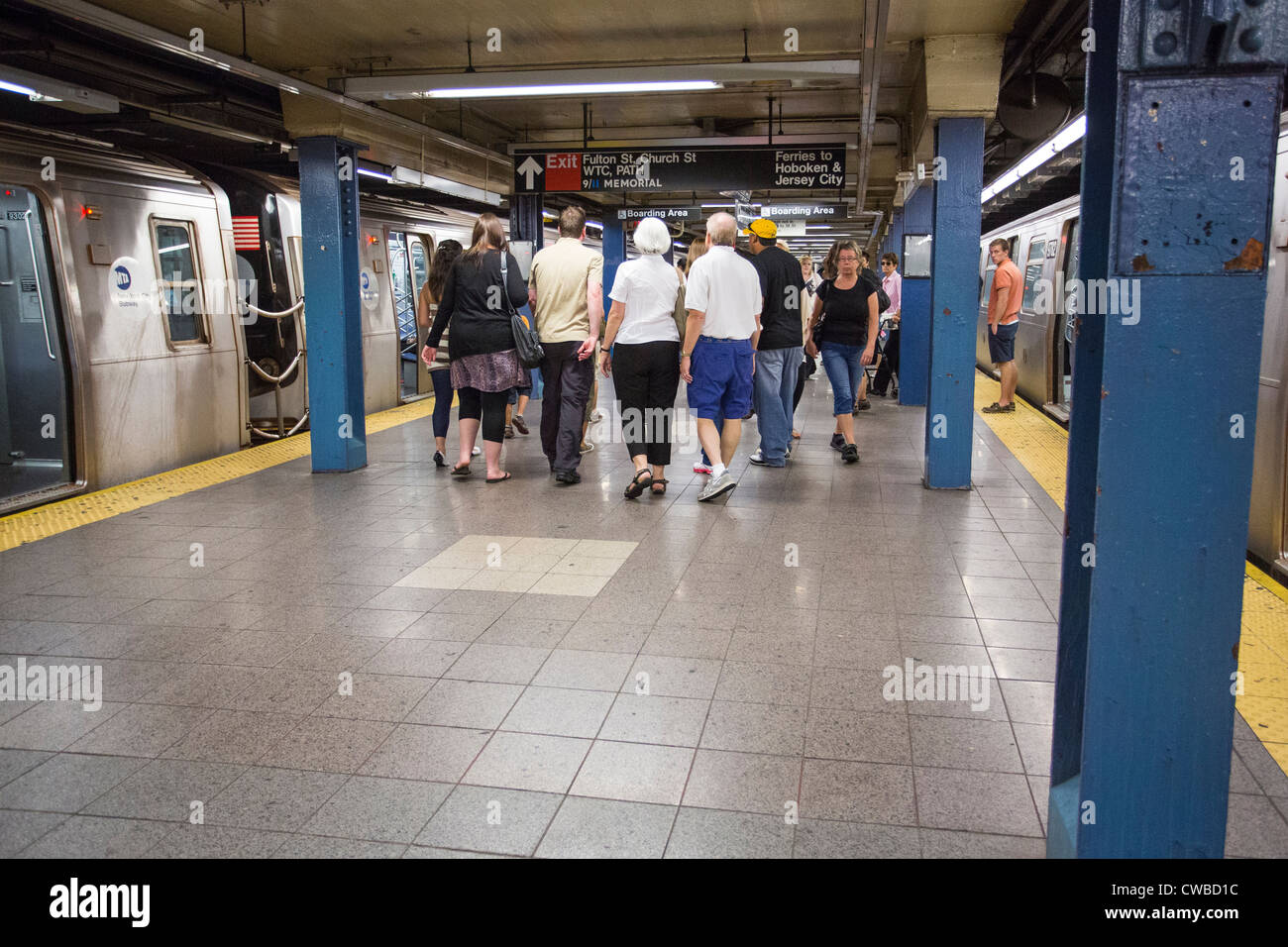 People leaving a train on the New York's City subway Stock Photo - Alamy