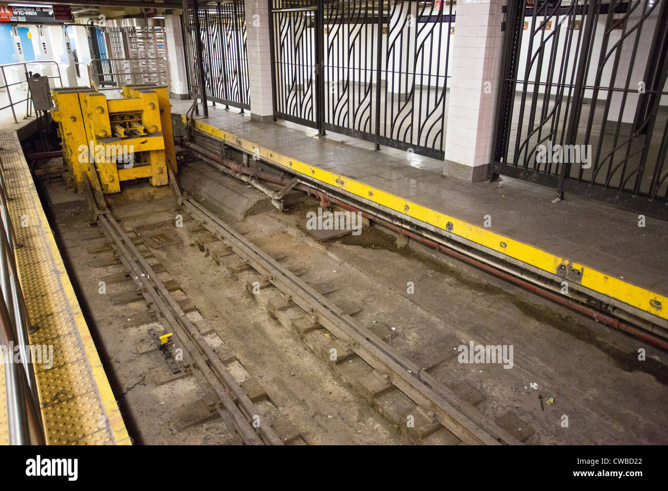End of the track in the New York's City subway Stock Photo - Alamy