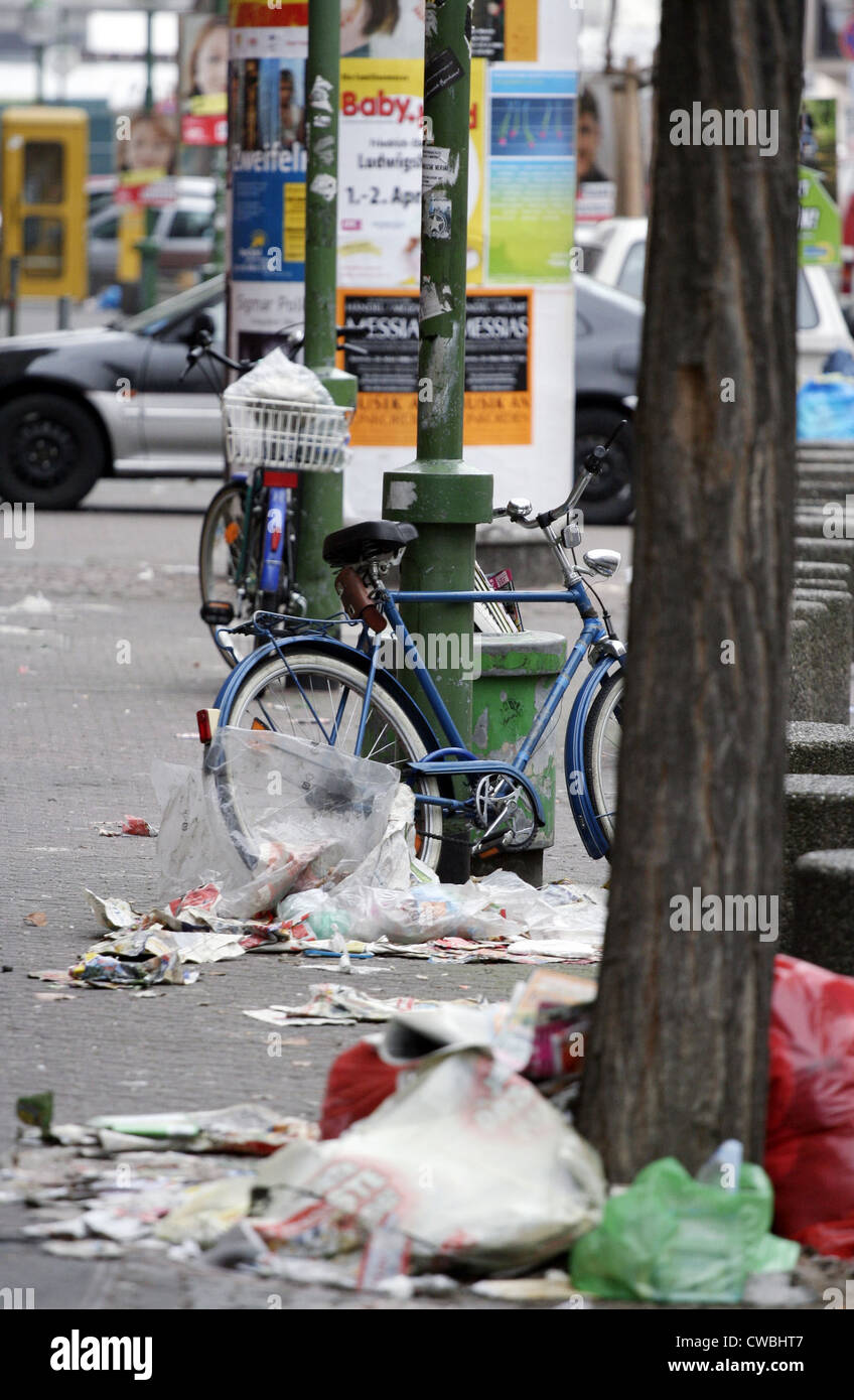 Garbage on a sidewalk hi-res stock photography and images - Alamy