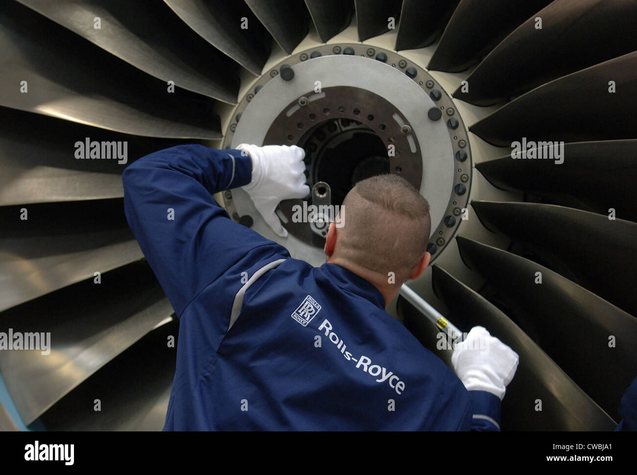 Mounting a V2500 engine, Dahlewitz Stock Photo - Alamy
