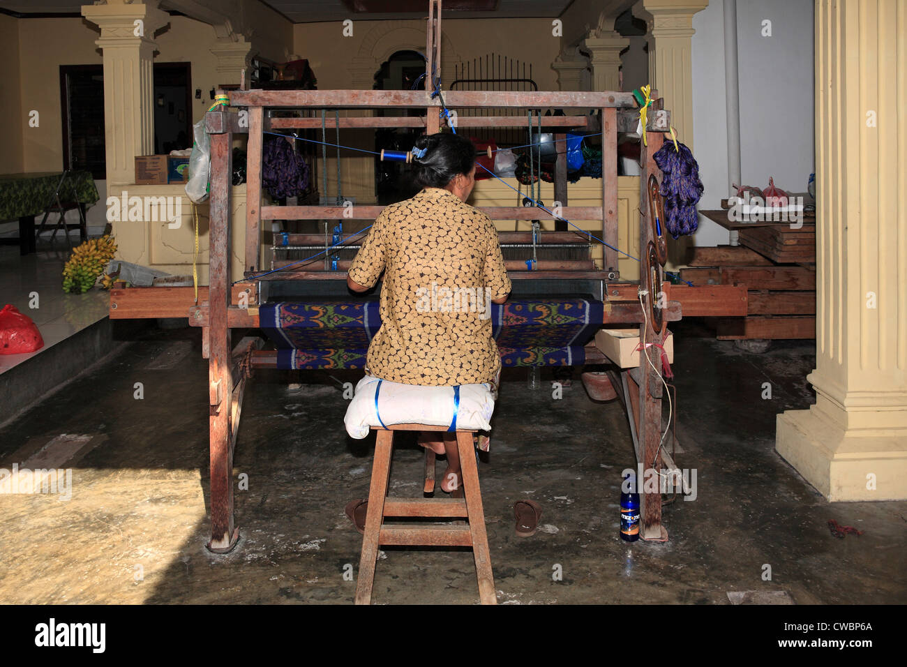 A process of Ikat fabric weaving. Weaving on a footloom Stock Photo - Alamy