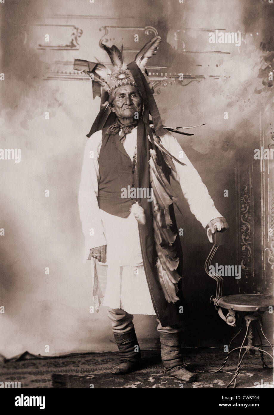 Geronimo (1829-1909), Chiricahua Apache warrior in Indian clothing and ...