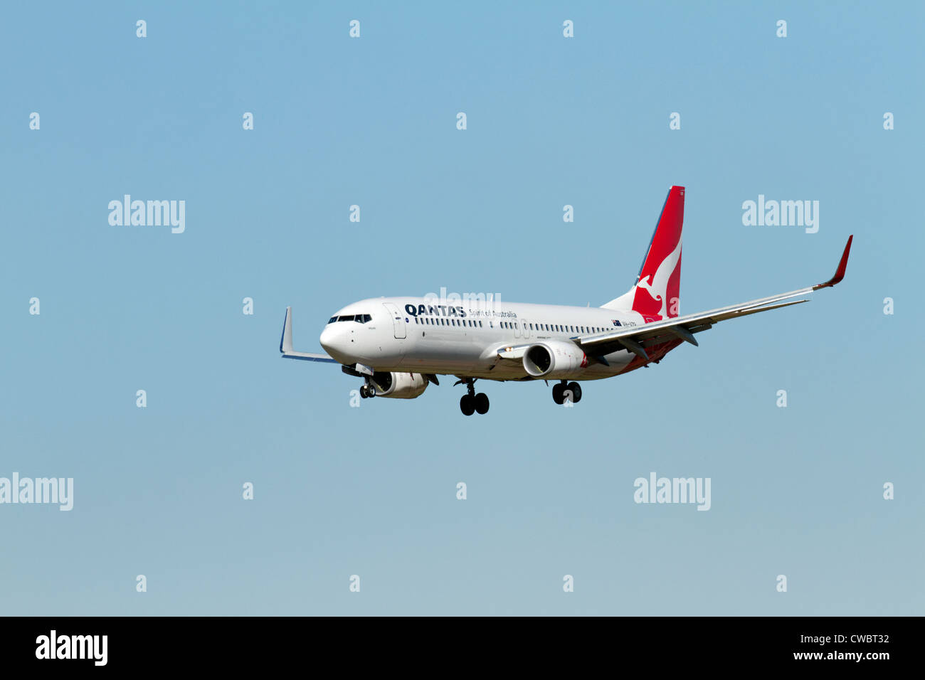 Qantas Boeing 737-800 aircraft on landing approach Stock Photo - Alamy