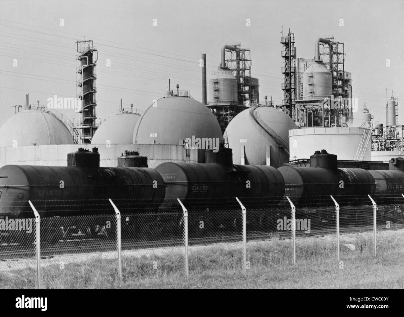 Oil refinery spherical storage tanks hi-res stock photography and ...
