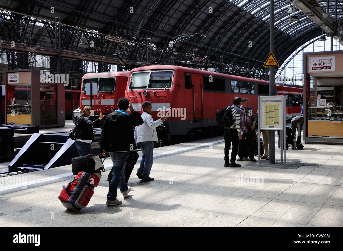 People getting train frankfurt hauptbahnhof hi-res stock photography ...