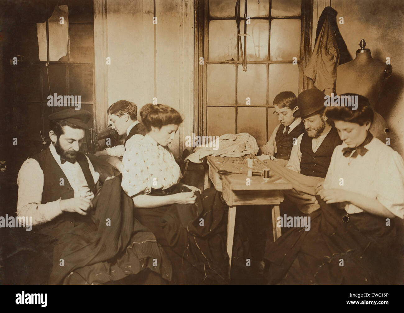 Women sewing 1900s hi-res stock photography and images - Alamy